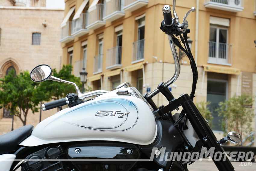 Prueba Hyosung ST7 - Moto custom barata y eficiente