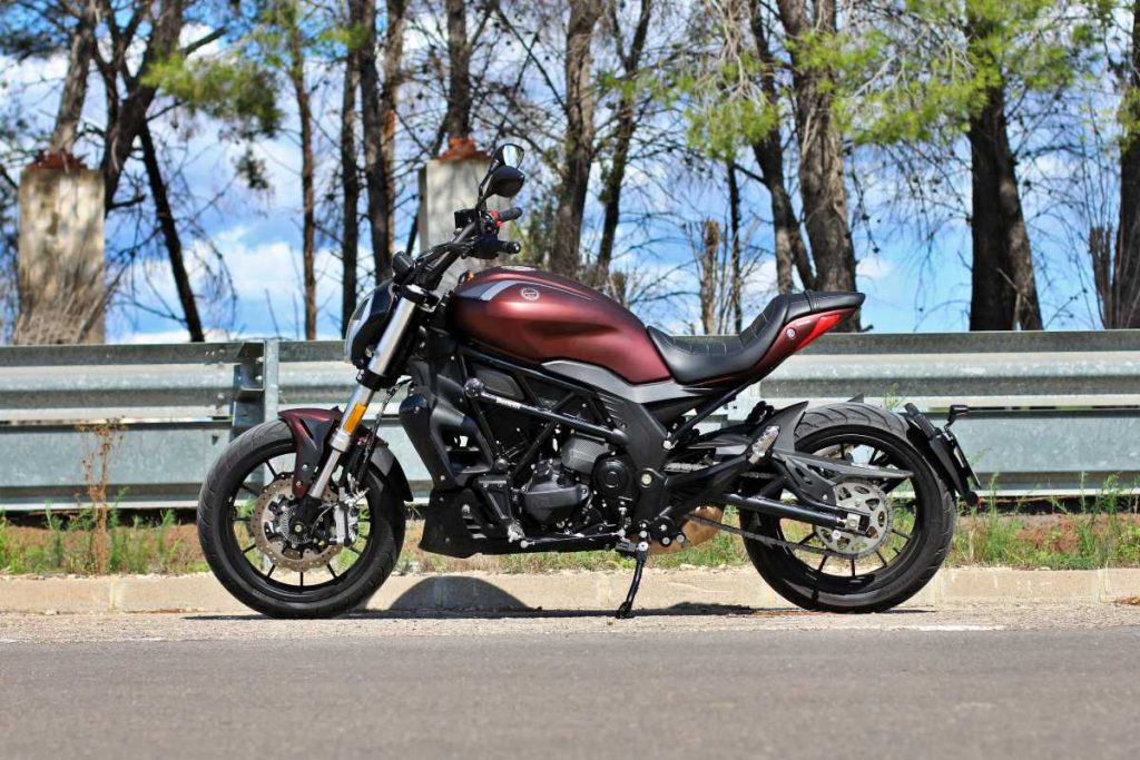 Benelli 502C 2022 Prueba, Precio y Ficha Técnica