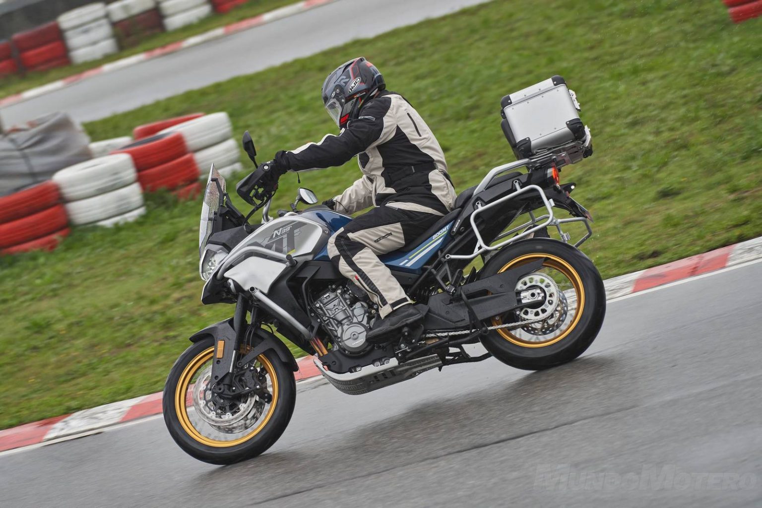 CFMoto 800 MT Touring Prueba, Precio y Ficha Técnica | MundoMotero.com