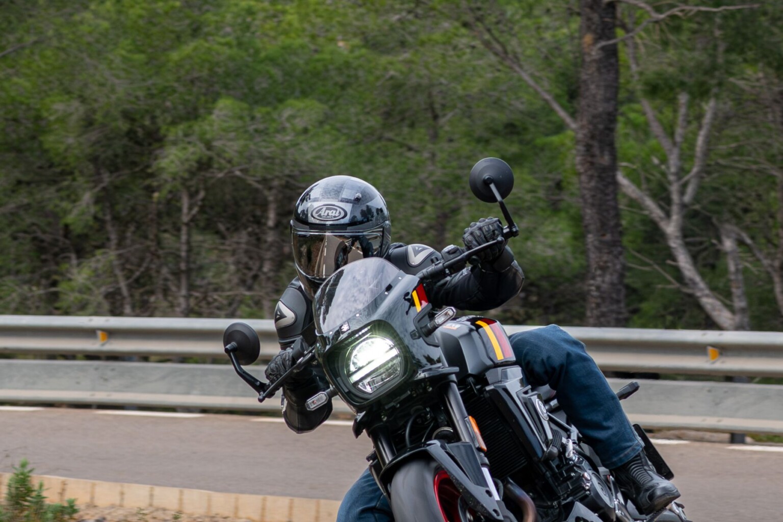 Prueba Arai Quantic: ¿el casco sport touring más cómodo y seguro ...